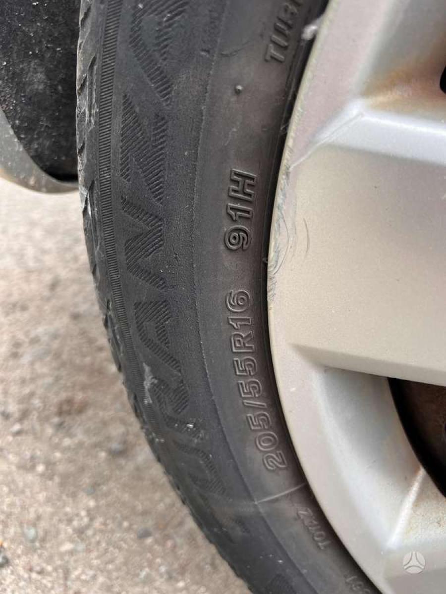 Pelēks Toyota Corolla Verso 2004 Panevēža, ar dzinēja tilpumu 2.00 L un nobraukumu 240 tūkst. km par 1500 €, foto 14 vietnē AUTOMOTO.COM.LV