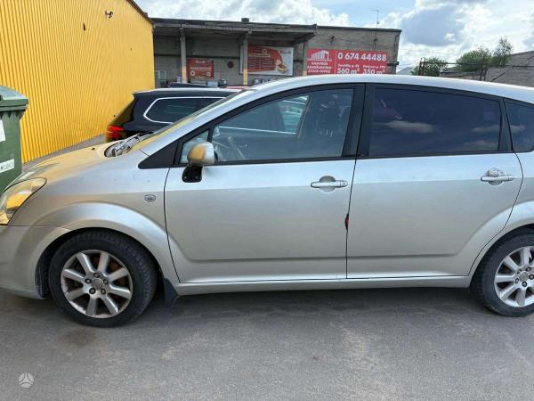 Pelēks Toyota Corolla Verso 2004 Klaipėda, ar dzinēja tilpumu 1.79 L un nobraukumu 235 tūkst. km par 800 €, foto 3 vietnē AUTOMOTO.COM.LV