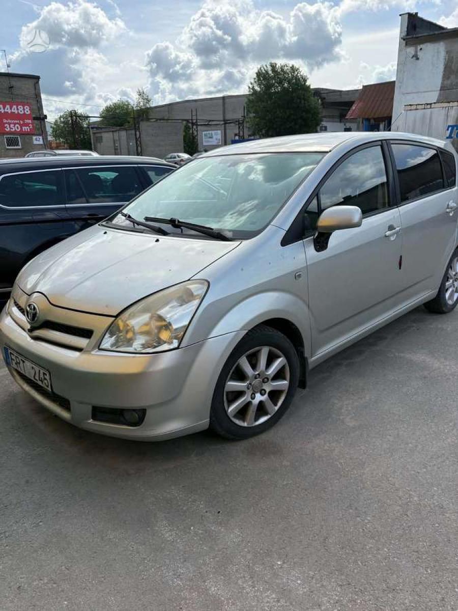 Pelēks Toyota Corolla Verso 2004 Klaipėda, ar dzinēja tilpumu 1.79 L un nobraukumu 235 tūkst. km par 800 €, foto 3 vietnē AUTOMOTO.COM.LV