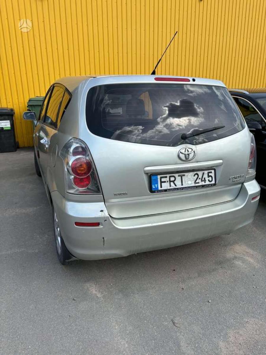 Pelēks Toyota Corolla Verso 2004 Klaipėda, ar dzinēja tilpumu 1.79 L un nobraukumu 235 tūkst. km par 800 €, foto 5 vietnē AUTOMOTO.COM.LV