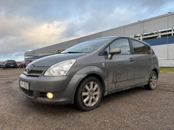 Grey Toyota Corolla Verso 2004 in Daugavpils, with an engine capacity of 2.00 L and mileage of 385 thousand km for 950 €, photo 1 on AUTOMOTO.COM.LV