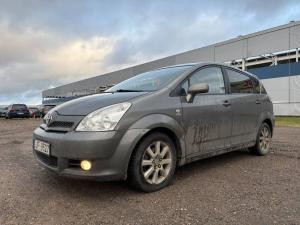 Grey Toyota Corolla Verso 2004 in Daugavpils, with an engine capacity of 2.00 L and mileage of 385 thousand km for 950 €, photo  on AUTOMOTO.COM.LV