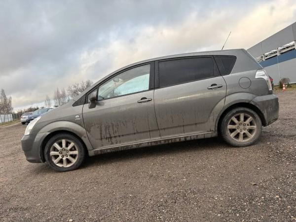Grey Toyota Corolla Verso 2004 in Daugavpils, with an engine capacity of 2.00 L and mileage of 385 thousand km for 950 €, photo 2 on AUTOMOTO.COM.LV