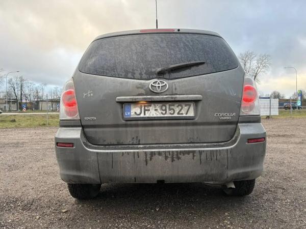 Grey Toyota Corolla Verso 2004 in Daugavpils, with an engine capacity of 2.00 L and mileage of 385 thousand km for 950 €, photo 4 on AUTOMOTO.COM.LV