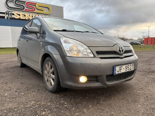 Grey Toyota Corolla Verso 2004 in Daugavpils, with an engine capacity of 2.00 L and mileage of 385 thousand km for 950 €, photo 7 on AUTOMOTO.COM.LV