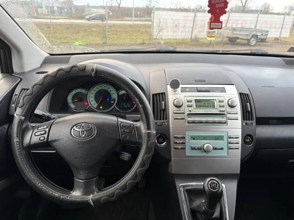 Grey Toyota Corolla Verso 2004 in Daugavpils, with an engine capacity of 2.00 L and mileage of 385 thousand km for 950 €, photo 9 on AUTOMOTO.COM.LV