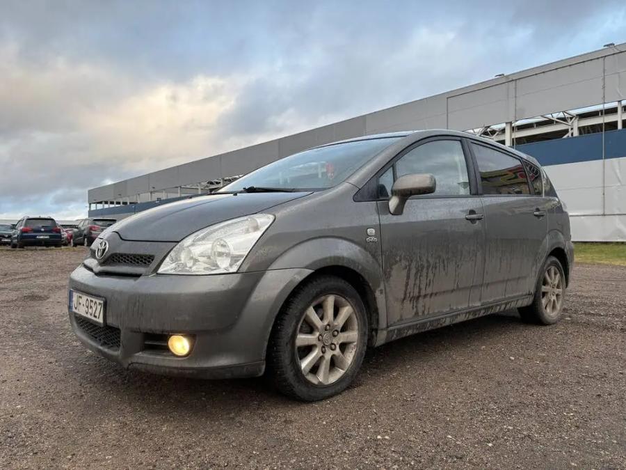 Grey Toyota Corolla Verso 2004 in Daugavpils, with an engine capacity of 2.00 L and mileage of 385 thousand km for 950 €, photo 1 on AUTOMOTO.COM.LV