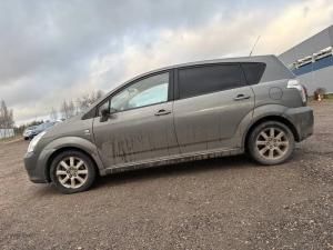 Grey Toyota Corolla Verso 2004 in Daugavpils, with an engine capacity of 2.00 L and mileage of 385 thousand km for 950 €, photo 3 on AUTOMOTO.COM.LV