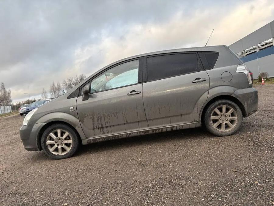 Grey Toyota Corolla Verso 2004 in Daugavpils, with an engine capacity of 2.00 L and mileage of 385 thousand km for 950 €, photo 3 on AUTOMOTO.COM.LV