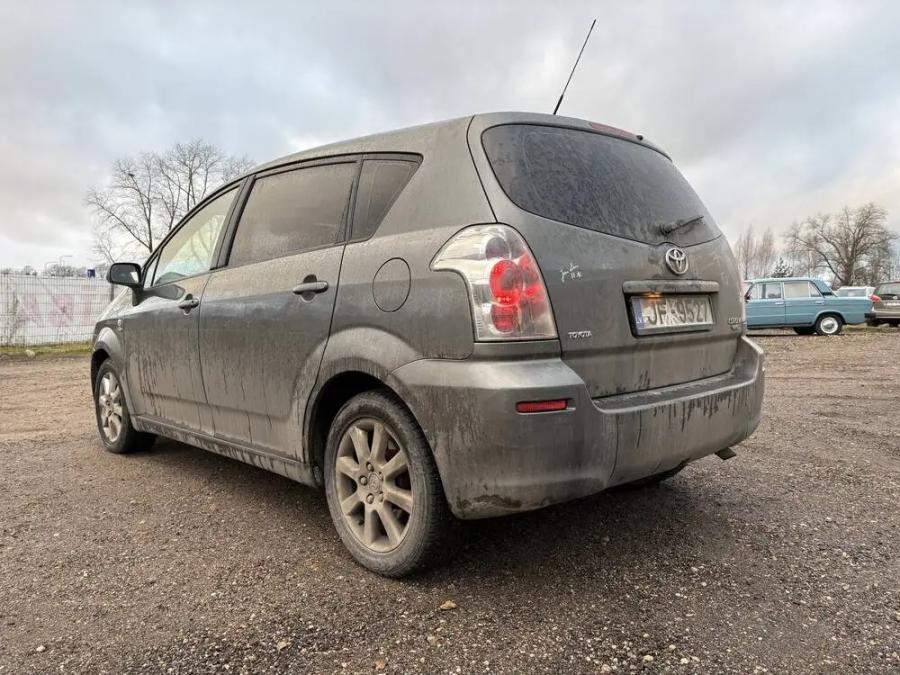 Grey Toyota Corolla Verso 2004 in Daugavpils, with an engine capacity of 2.00 L and mileage of 385 thousand km for 950 €, photo 4 on AUTOMOTO.COM.LV