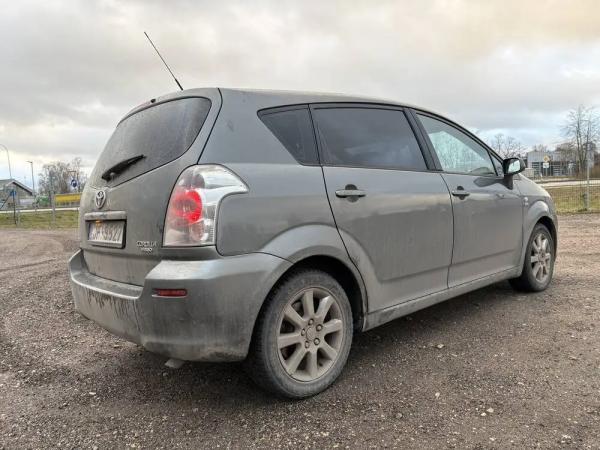Grey Toyota Corolla Verso 2004 in Daugavpils, with an engine capacity of 2.00 L and mileage of 385 thousand km for 950 €, photo 5 on AUTOMOTO.COM.LV