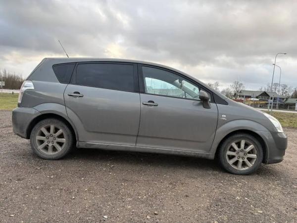 Grey Toyota Corolla Verso 2004 in Daugavpils, with an engine capacity of 2.00 L and mileage of 385 thousand km for 950 €, photo 6 on AUTOMOTO.COM.LV