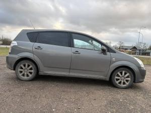 Grey Toyota Corolla Verso 2004 in Daugavpils, with an engine capacity of 2.00 L and mileage of 385 thousand km for 950 €, photo 7 on AUTOMOTO.COM.LV