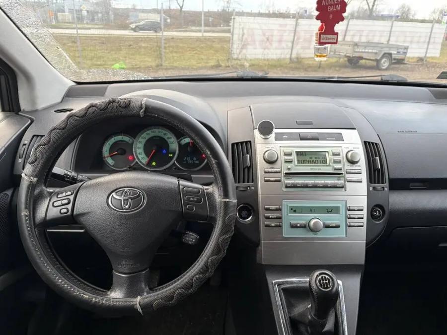 Grey Toyota Corolla Verso 2004 in Daugavpils, with an engine capacity of 2.00 L and mileage of 385 thousand km for 950 €, photo 10 on AUTOMOTO.COM.LV