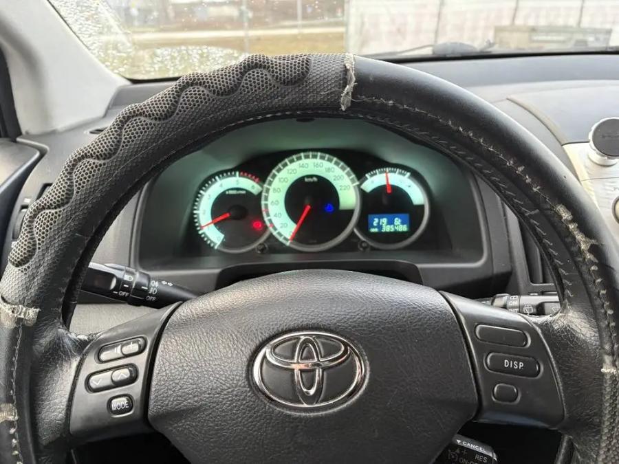 Grey Toyota Corolla Verso 2004 in Daugavpils, with an engine capacity of 2.00 L and mileage of 385 thousand km for 950 €, photo 12 on AUTOMOTO.COM.LV