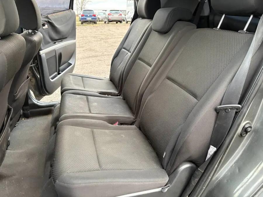 Grey Toyota Corolla Verso 2004 in Daugavpils, with an engine capacity of 2.00 L and mileage of 385 thousand km for 950 €, photo 18 on AUTOMOTO.COM.LV