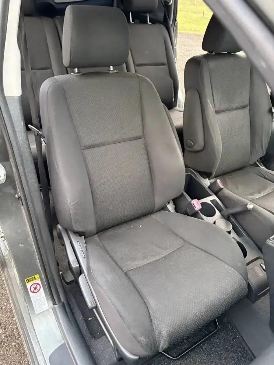 Grey Toyota Corolla Verso 2004 in Daugavpils, with an engine capacity of 2.00 L and mileage of 385 thousand km for 950 €, photo 20 on AUTOMOTO.COM.LV