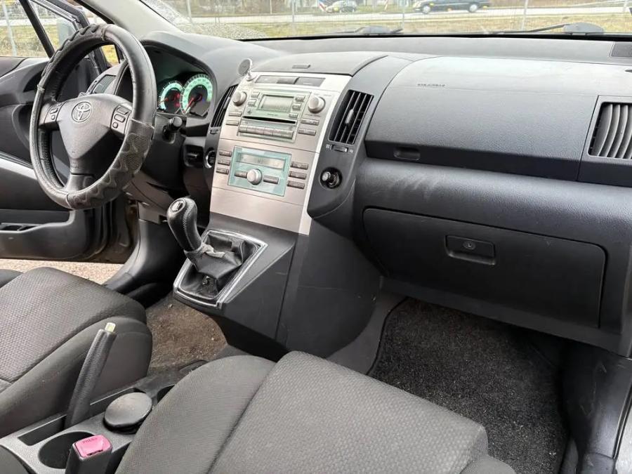 Grey Toyota Corolla Verso 2004 in Daugavpils, with an engine capacity of 2.00 L and mileage of 385 thousand km for 950 €, photo 21 on AUTOMOTO.COM.LV