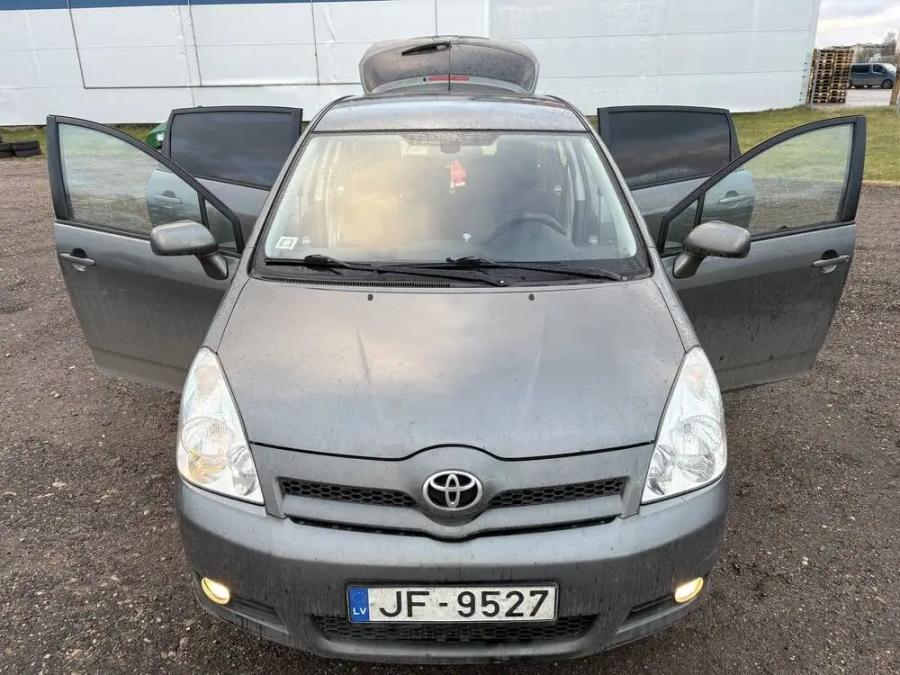Grey Toyota Corolla Verso 2004 in Daugavpils, with an engine capacity of 2.00 L and mileage of 385 thousand km for 950 €, photo 31 on AUTOMOTO.COM.LV