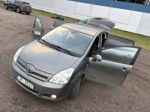 Grey Toyota Corolla Verso 2004 in Daugavpils, with an engine capacity of 2.00 L and mileage of 385 thousand km for 950 €, photo 33 on AUTOMOTO.COM.LV
