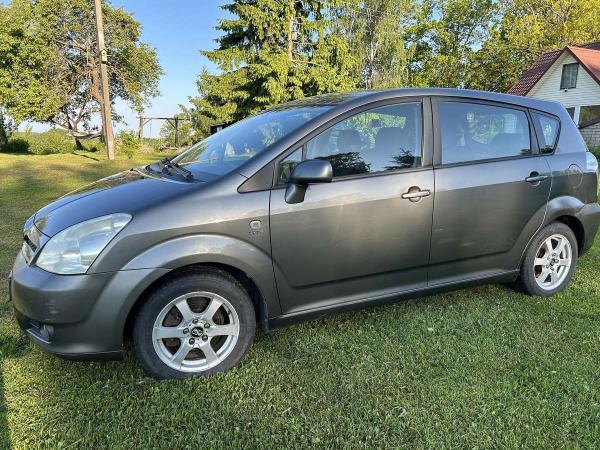 Pelēks Toyota Corolla Verso 2004 Prienai, ar dzinēja tilpumu 1.79 L un nobraukumu 210 tūkst. km par 2750 €, foto 1 vietnē AUTOMOTO.COM.LV