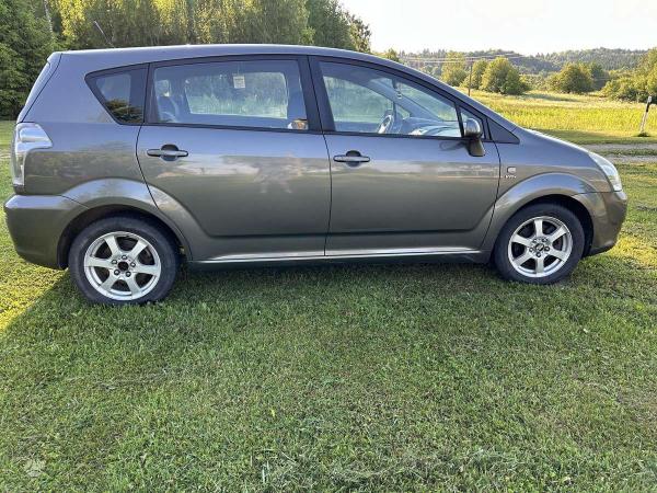 Pelēks Toyota Corolla Verso 2004 Prienai, ar dzinēja tilpumu 1.79 L un nobraukumu 210 tūkst. km par 2750 €, foto 2 vietnē AUTOMOTO.COM.LV