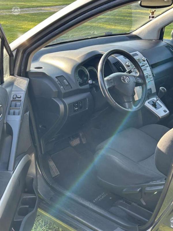 Pelēks Toyota Corolla Verso 2004 Prienai, ar dzinēja tilpumu 1.79 L un nobraukumu 210 tūkst. km par 2750 €, foto 5 vietnē AUTOMOTO.COM.LV