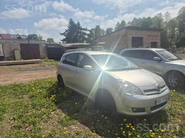 Grey Toyota Corolla Verso 2004 in Daugavpils, with an engine capacity of 2.00 L and mileage of 391 thousand km for 1100 €, photo 1 on AUTOMOTO.COM.LV