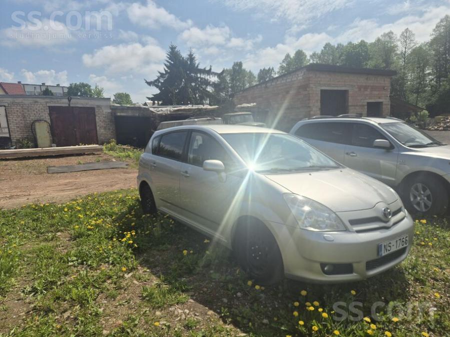 Pelēks Toyota Corolla Verso 2004 Daugavpils, ar dzinēja tilpumu 2.00 L un nobraukumu 391 tūkst. km par 1100 €, foto 1 vietnē AUTOMOTO.COM.LV