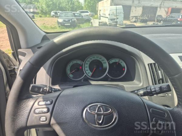 Grey Toyota Corolla Verso 2004 in Daugavpils, with an engine capacity of 2.00 L and mileage of 391 thousand km for 1100 €, photo 2 on AUTOMOTO.COM.LV