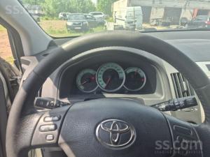Pelēks Toyota Corolla Verso 2004 Daugavpils, ar dzinēja tilpumu 2.00 L un nobraukumu 391 tūkst. km par 1100 €, foto 3 vietnē AUTOMOTO.COM.LV