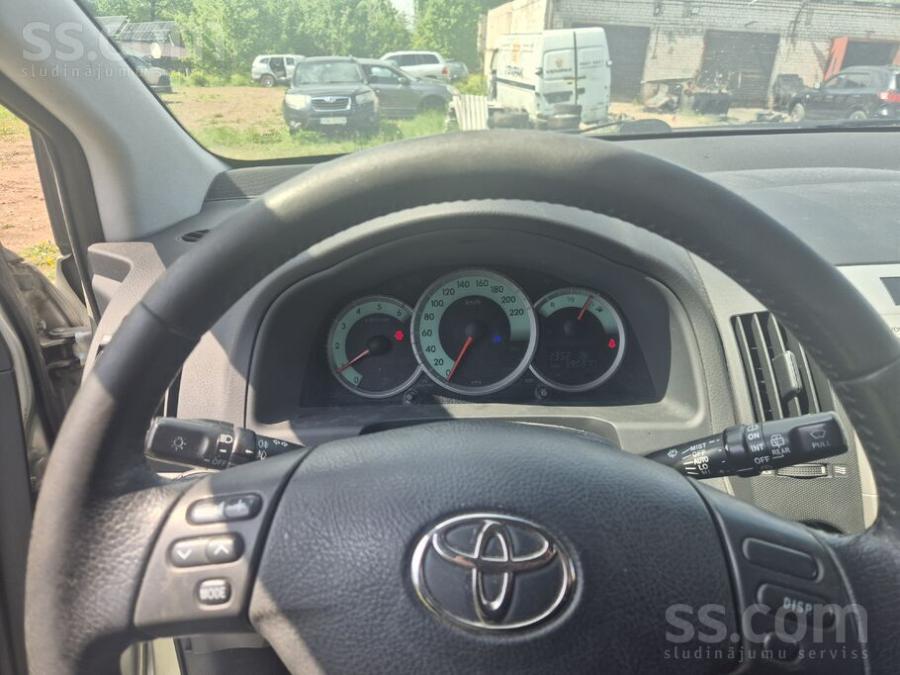 Pelēks Toyota Corolla Verso 2004 Daugavpils, ar dzinēja tilpumu 2.00 L un nobraukumu 391 tūkst. km par 1100 €, foto 3 vietnē AUTOMOTO.COM.LV