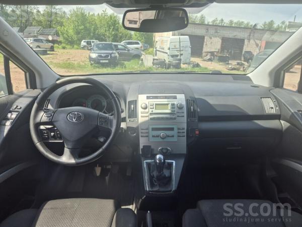 Grey Toyota Corolla Verso 2004 in Daugavpils, with an engine capacity of 2.00 L and mileage of 391 thousand km for 1100 €, photo 3 on AUTOMOTO.COM.LV