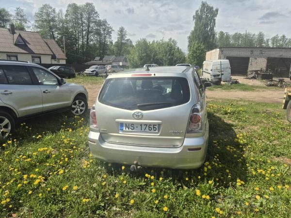 Grey Toyota Corolla Verso 2004 in Daugavpils, with an engine capacity of 2.00 L and mileage of 391 thousand km for 1100 €, photo 4 on AUTOMOTO.COM.LV