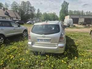 Pelēks Toyota Corolla Verso 2004 Daugavpils, ar dzinēja tilpumu 2.00 L un nobraukumu 391 tūkst. km par 1100 €, foto 5 vietnē AUTOMOTO.COM.LV