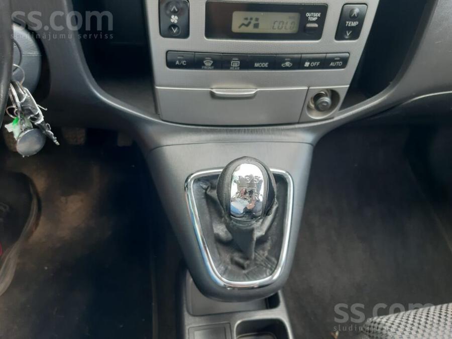 Pelēks Toyota Corolla Verso 2004 Daugavpils, ar dzinēja tilpumu 2.00 L un nobraukumu 0 tūkst. km par 1450 €, foto 18 vietnē AUTOMOTO.COM.LV
