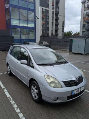 Pelēks Toyota Corolla Verso 2004 Viļņa, ar dzinēja tilpumu 1.60 L un nobraukumu 311 tūkst. km par 950 €, foto  vietnē AUTOMOTO.COM.LV