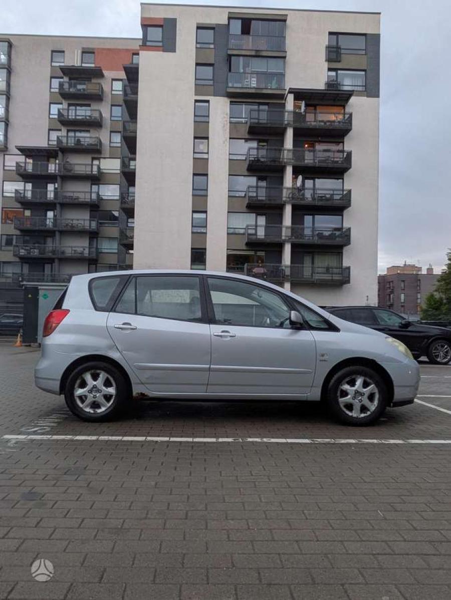 Grey Toyota Corolla Verso 2004 in Vilnius, with an engine capacity of 1.60 L and mileage of 311 thousand km for 950 €, photo 5 on AUTOMOTO.COM.LV