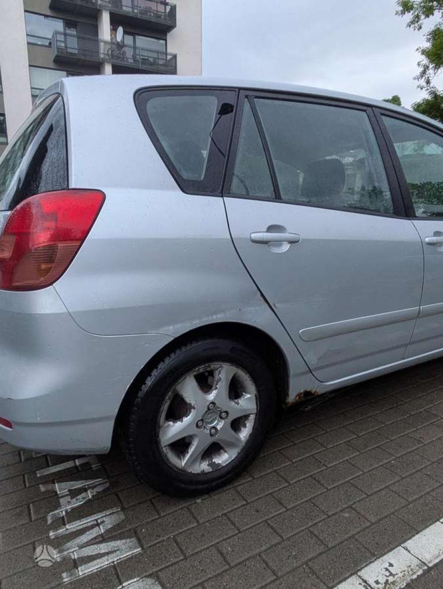 Grey Toyota Corolla Verso 2004 in Vilnius, with an engine capacity of 1.60 L and mileage of 311 thousand km for 950 €, photo 6 on AUTOMOTO.COM.LV