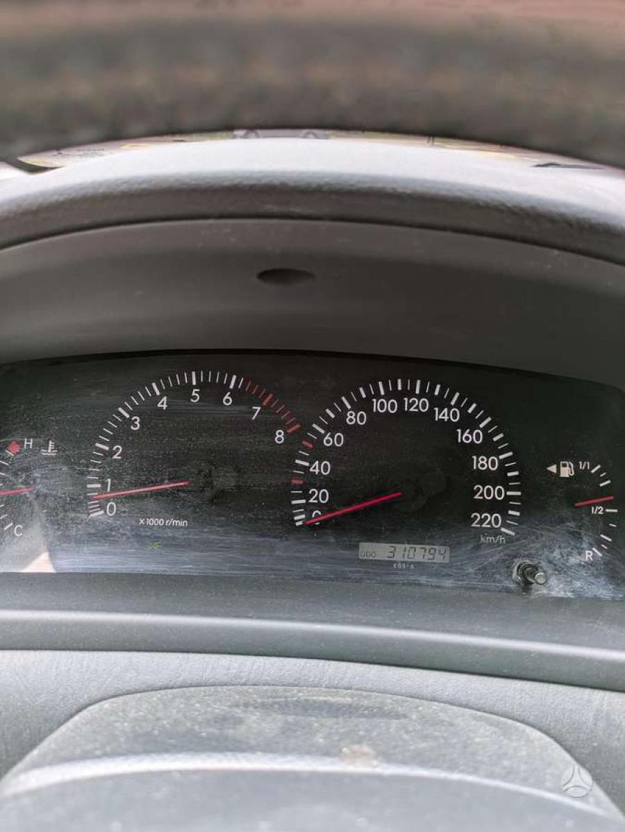 Grey Toyota Corolla Verso 2004 in Vilnius, with an engine capacity of 1.60 L and mileage of 311 thousand km for 950 €, photo 9 on AUTOMOTO.COM.LV