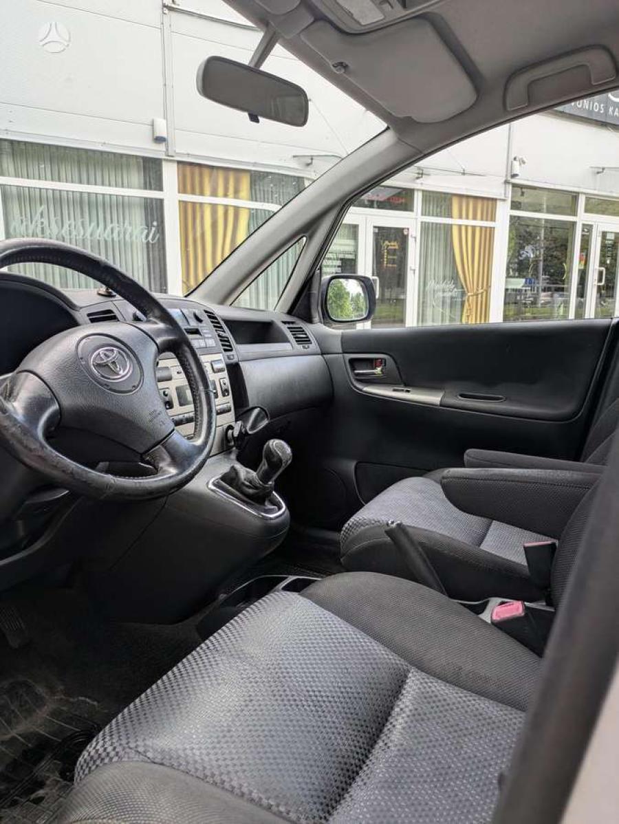 Grey Toyota Corolla Verso 2004 in Vilnius, with an engine capacity of 1.60 L and mileage of 311 thousand km for 950 €, photo 10 on AUTOMOTO.COM.LV
