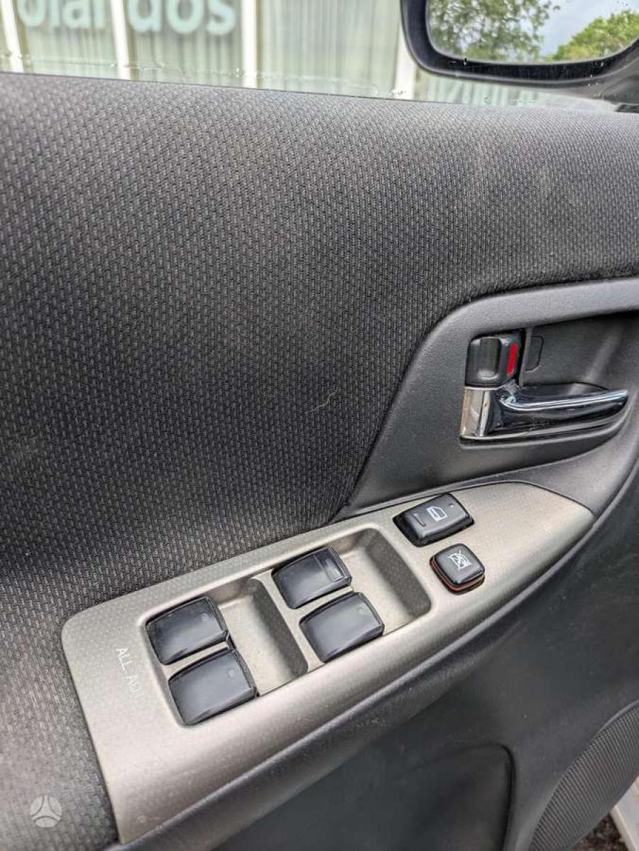 Grey Toyota Corolla Verso 2004 in Vilnius, with an engine capacity of 1.60 L and mileage of 311 thousand km for 950 €, photo 13 on AUTOMOTO.COM.LV
