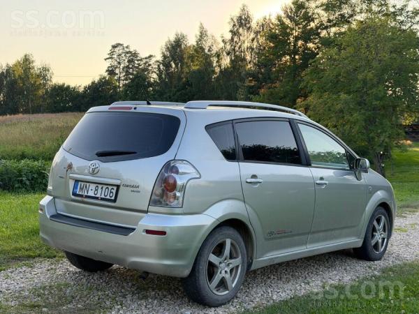 Pelēks Toyota Corolla Verso 2004 Rīga, ar dzinēja tilpumu 2.00 L un nobraukumu 324 tūkst. km par 1000 €, foto 2 vietnē AUTOMOTO.COM.LV