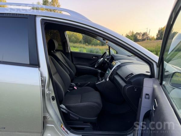 Pelēks Toyota Corolla Verso 2004 Rīga, ar dzinēja tilpumu 2.00 L un nobraukumu 324 tūkst. km par 1000 €, foto 3 vietnē AUTOMOTO.COM.LV