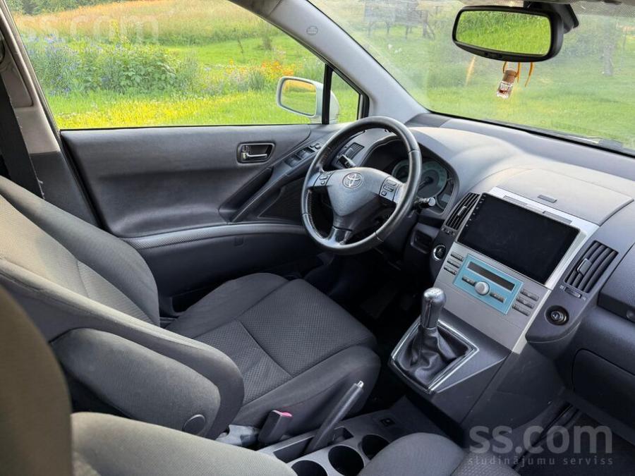 Grey Toyota Corolla Verso 2004 in Riga, with an engine capacity of 2.00 L and mileage of 324 thousand km for 1000 €, photo 5 on AUTOMOTO.COM.LV