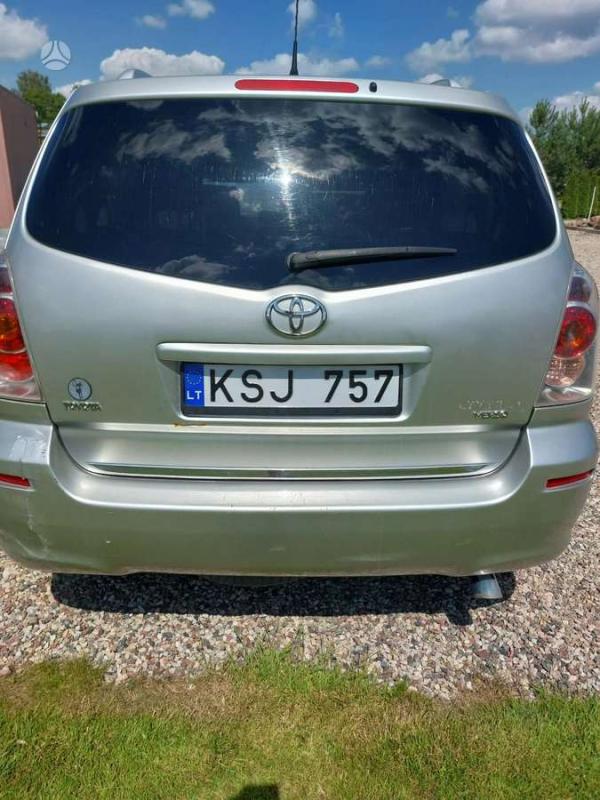 Pelēks Toyota Corolla Verso 2004 Utena, ar dzinēja tilpumu 2.00 L un nobraukumu 308 tūkst. km par 1350 €, foto 2 vietnē AUTOMOTO.COM.LV