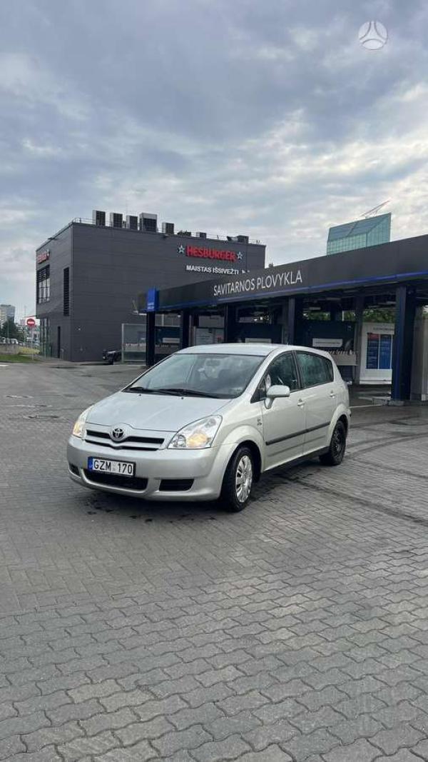 Grey Toyota Corolla Verso 2004 in Vilnius, with an engine capacity of 2.00 L and mileage of 412 thousand km for 1500 €, photo 1 on AUTOMOTO.COM.LV