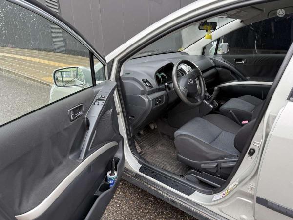 Grey Toyota Corolla Verso 2004 in Vilnius, with an engine capacity of 2.00 L and mileage of 412 thousand km for 1500 €, photo 2 on AUTOMOTO.COM.LV