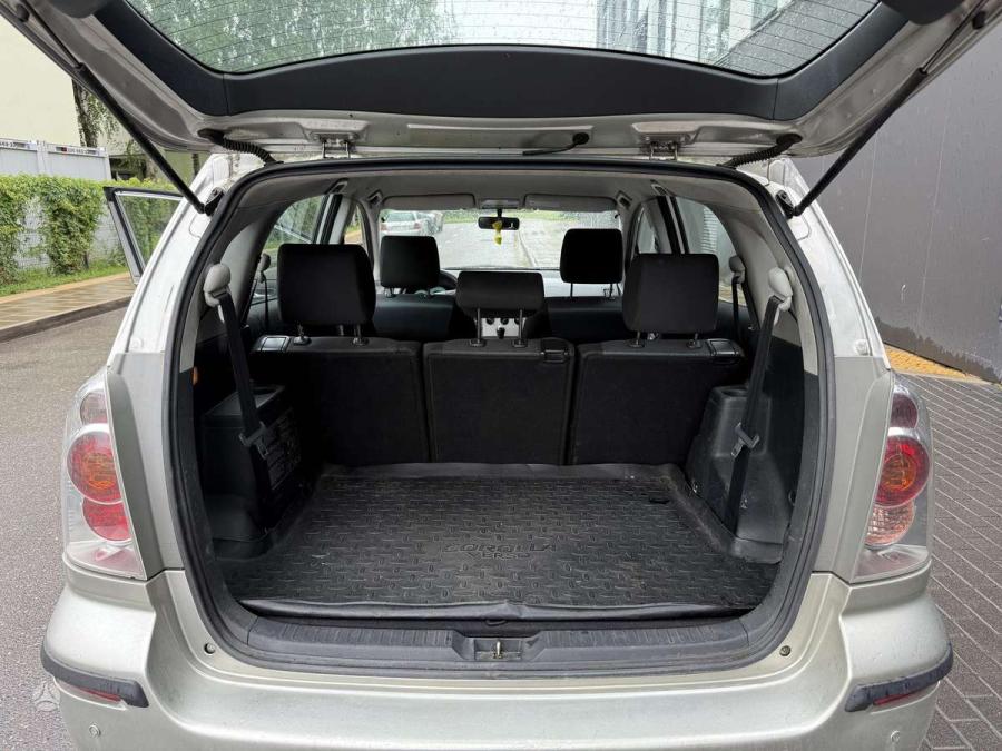 Pelēks Toyota Corolla Verso 2004 Viļņa, ar dzinēja tilpumu 2.00 L un nobraukumu 412 tūkst. km par 1500 €, foto 5 vietnē AUTOMOTO.COM.LV