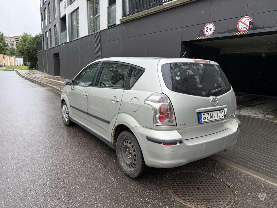 Pelēks Toyota Corolla Verso 2004 Viļņa, ar dzinēja tilpumu 2.00 L un nobraukumu 412 tūkst. km par 1500 €, foto 13 vietnē AUTOMOTO.COM.LV